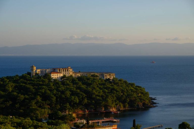 Adalar Turuna Devam: Heybeliada Gezi Rehberi - PlumeMag